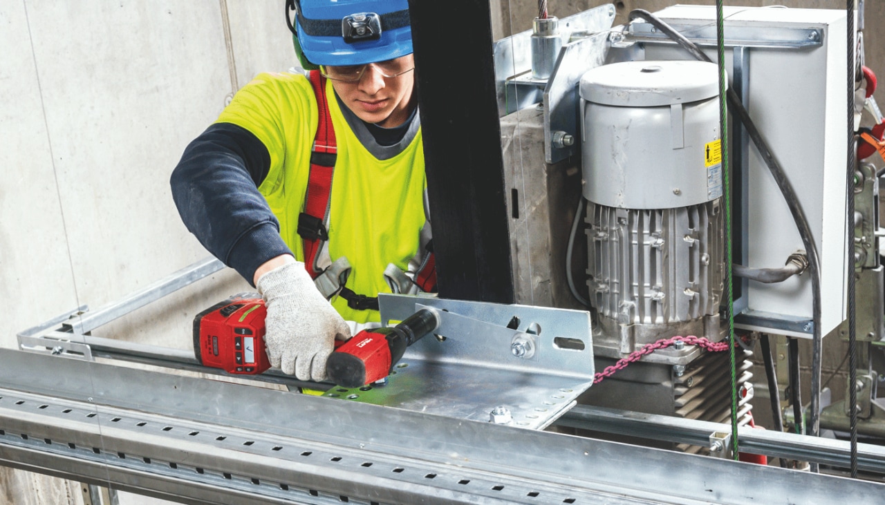 Divider beams and steel structures